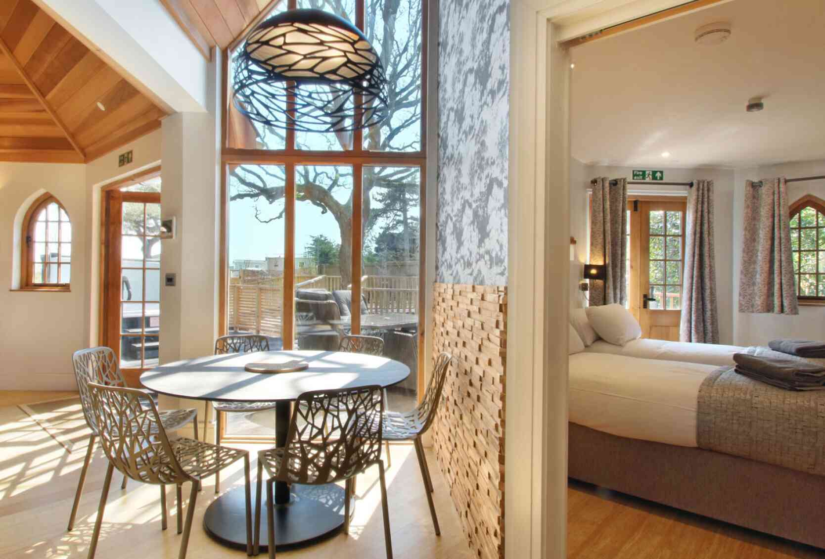 Silvertree Treehouse with Hot Tub in the New Forest