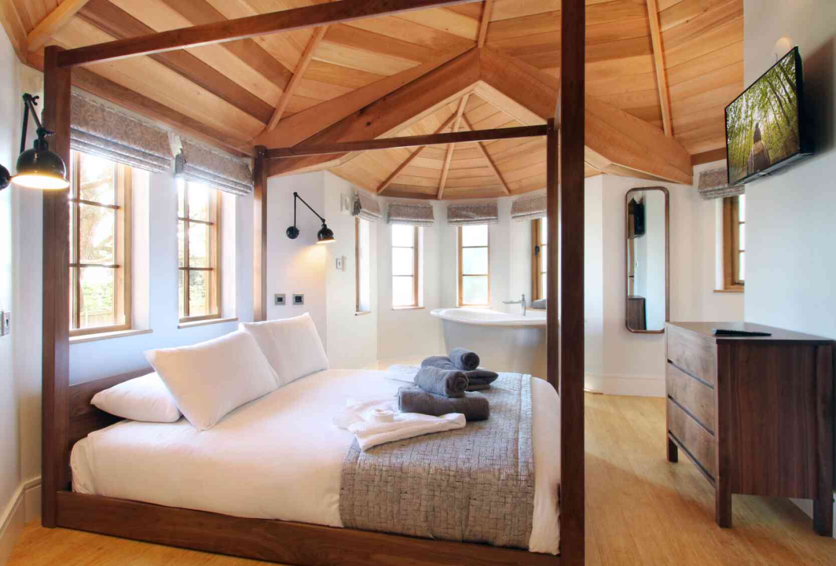 Silvertree Treehouse with Hot Tub in the New Forest